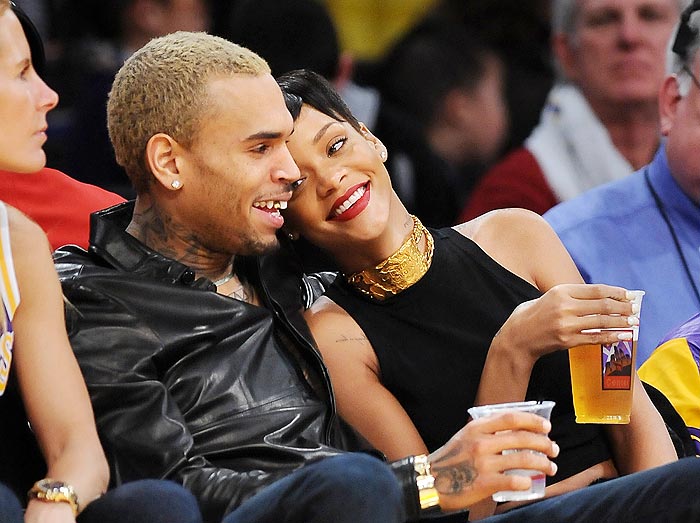 Rihanna e Chris Brown ainda se falam com frequência - OFuxico