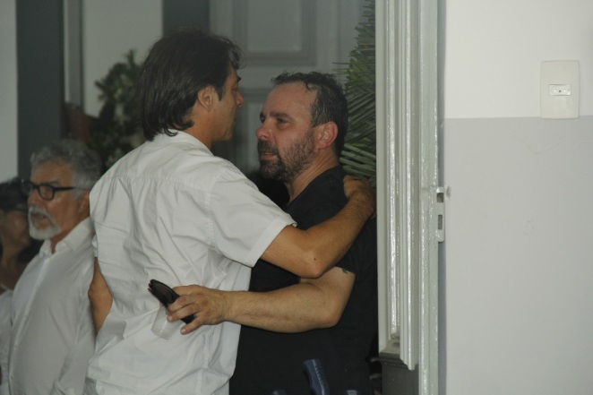 Jonas Torres se emociona no velório do irmão, Caio Junqueira - OFuxico