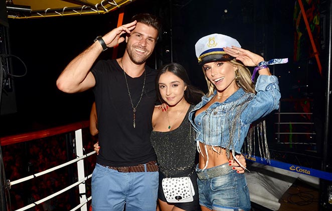 Flávia Viana curte cruzeiro com a filha e o namorado - OFuxico