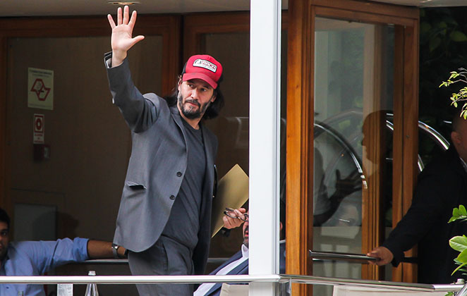 Keanu Reeves está entre nós! Astro desembarca no Brasil - OFuxico