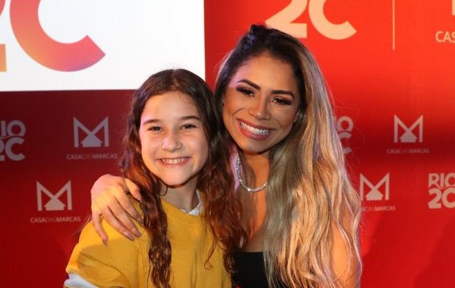 Simpática, Lexa posa com Duda Wendling no evento Rio2C - OFuxico