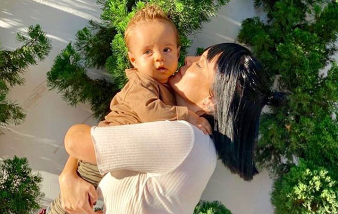 Valentina, do Programa do Ratinho, enche o filho de beijos - OFuxico