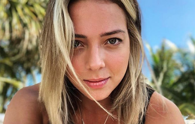 Carol Dantas chora ao ver o convite de seu casamento - OFuxico