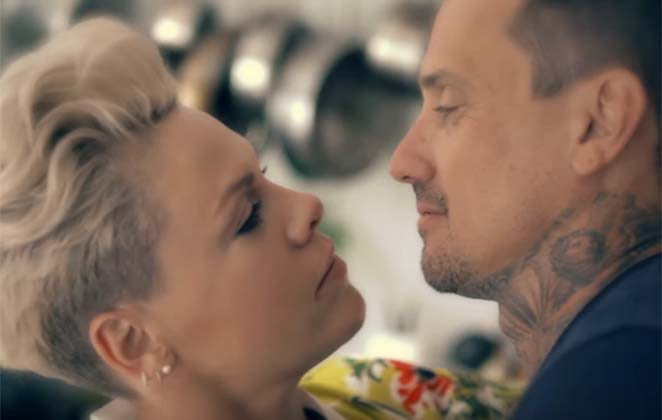 Pink lança clipe emocionante com a participação do marido - OFuxico