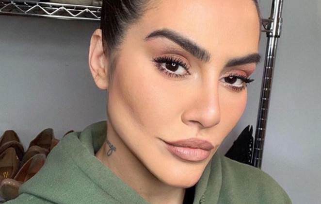 Em vídeo, Cleo declara: 'Sou romântica, boba' - OFuxico