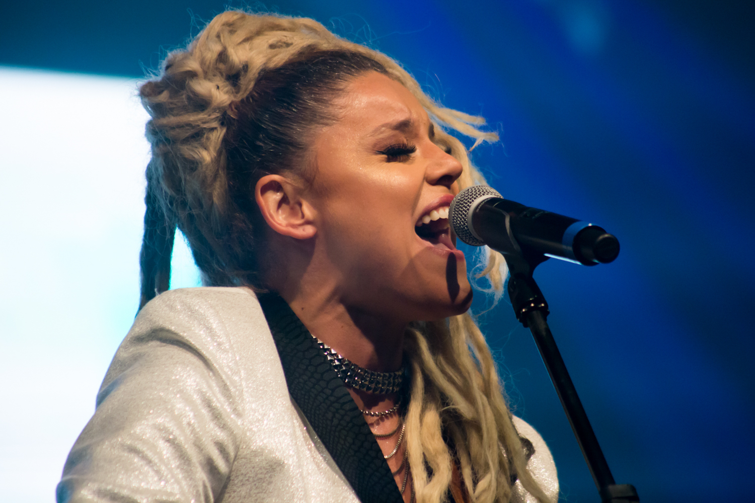 Fantine agita o festival ParadaSP Fest com voz e violão - OFuxico