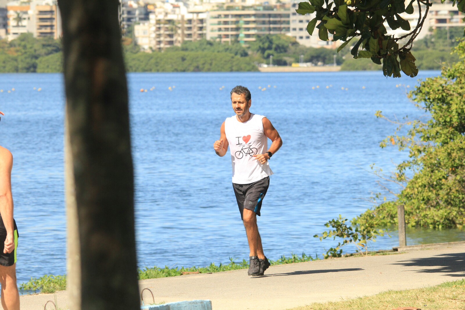 Tá rolando? Lewis Hamilton é visto circulando com influencer - OFuxico