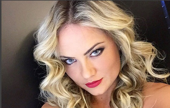 Vem ver Ellen Rocche divando de lingerie - OFuxico