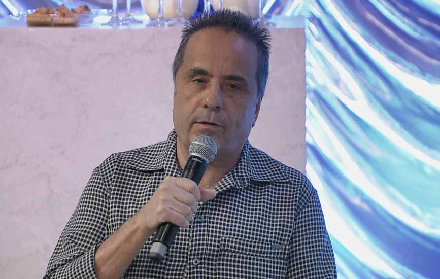 Geraldo Magela mostra o poder do humor no Programa Claudete Troiano ...