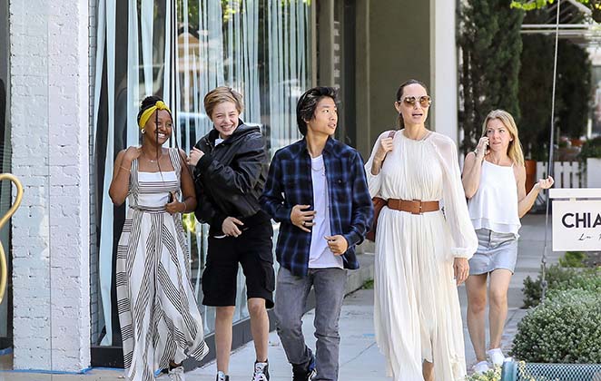 Angelina Jolie aproveita feriado para passear com os filhos - OFuxico