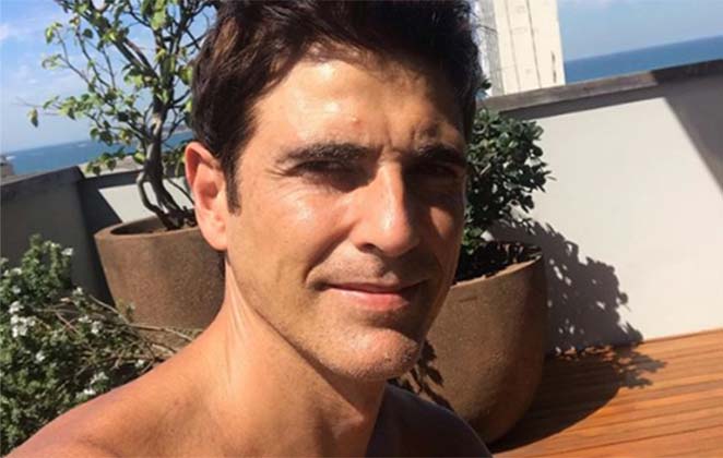 Reynaldo Gianecchini posa em varanda de apartamento e impressiona - OFuxico