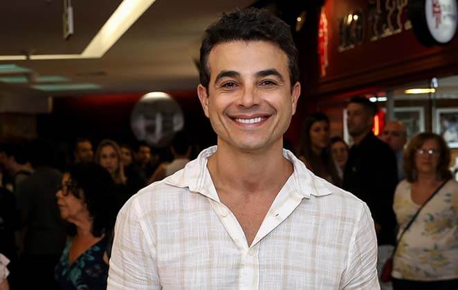 Anderson Di Rizzi curte estreia de peça de teatro, no Rio - OFuxico