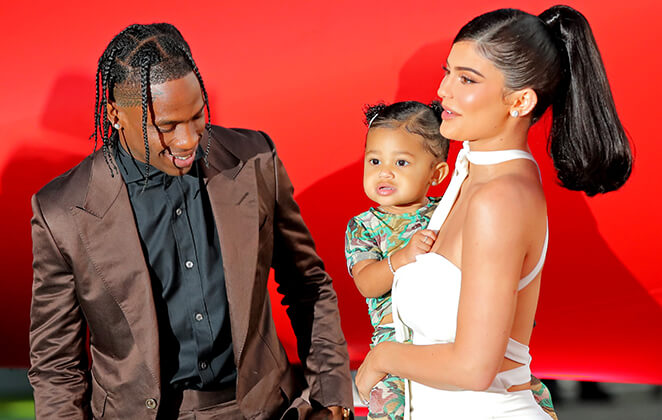 Travis Scott faz trança em Stormi, filha dele e Kylie Jenner - OFuxico