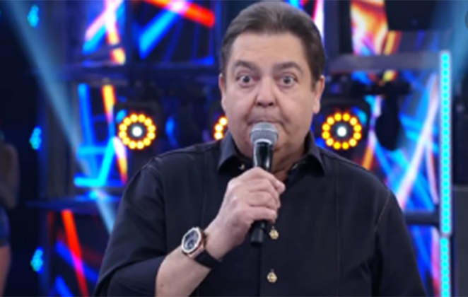 Faustão 'confunde' cantor com ator e web repercute com memes - OFuxico