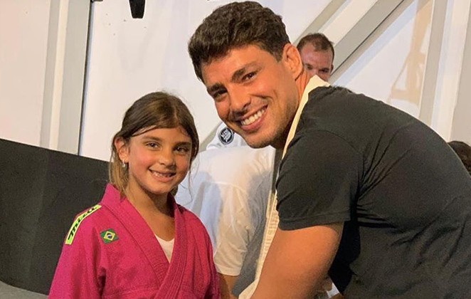 Cauã Reymond em momento raro com a filha: ‘Ela chegou’ - OFuxico