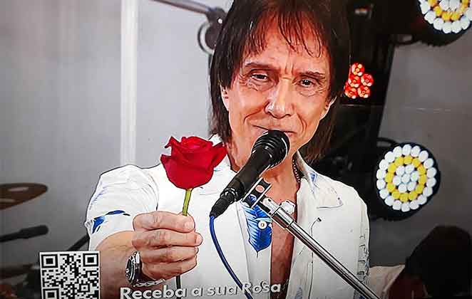Roberto Carlos oferece rosa virtual às mães - OFuxico