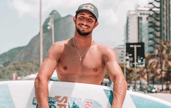 Lucas Chumbo comemora o Dia Internacional do Surf - OFuxico