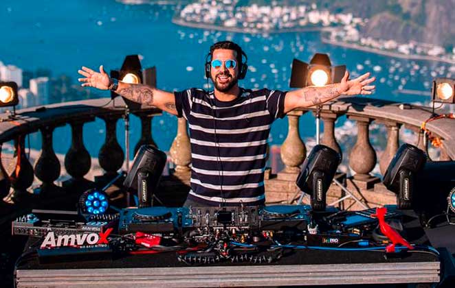 Dennis comemora sucesso de live realizada no Cristo Redentor - OFuxico