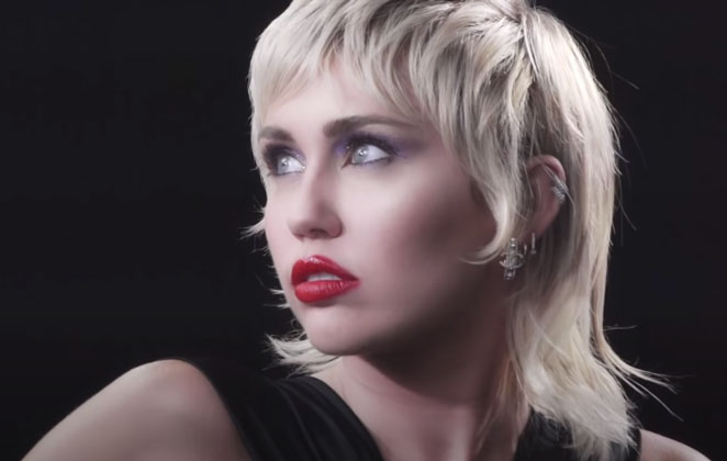 Miley Cyrus arrasa no VMA 2020 com look transparente - OFuxico