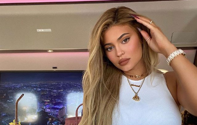 Kylie Jenner vira Power Ranger com os amigos em festa - OFuxico