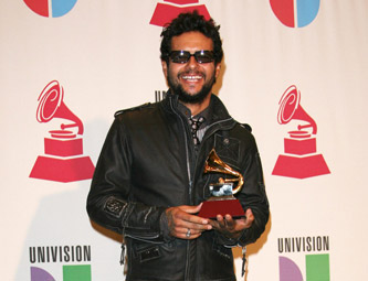 Brasileiras torcem por ex-Menudo Draco Rosa - OFuxico