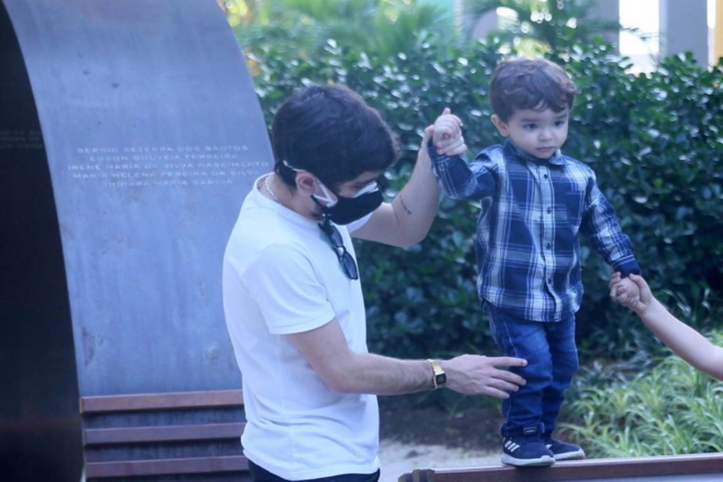 João Fernandes, ex-noivo de Mabel Calzolari, chega em velório da jovem