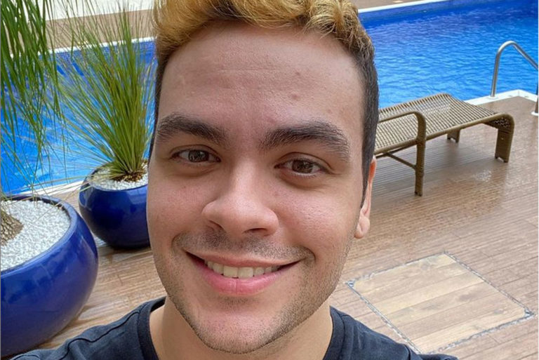 Luccas Neto resgata a infância com novo álbum de figurinhas e bonecos