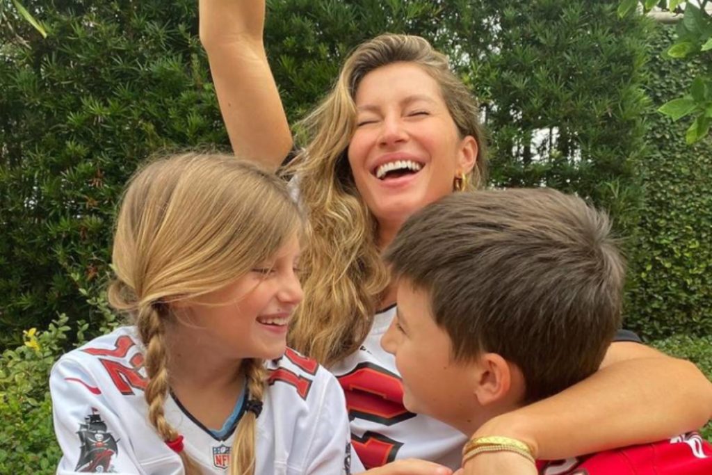Gisele Bündchen relembra infância e choca com semelhanças aos filhos