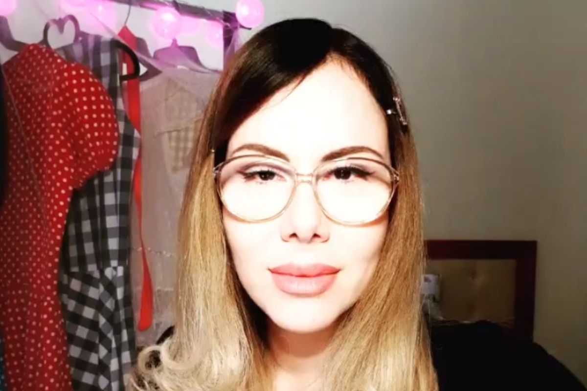 Sarah Sheeva cria polêmica ao criticar mulheres que usam roupas curtas