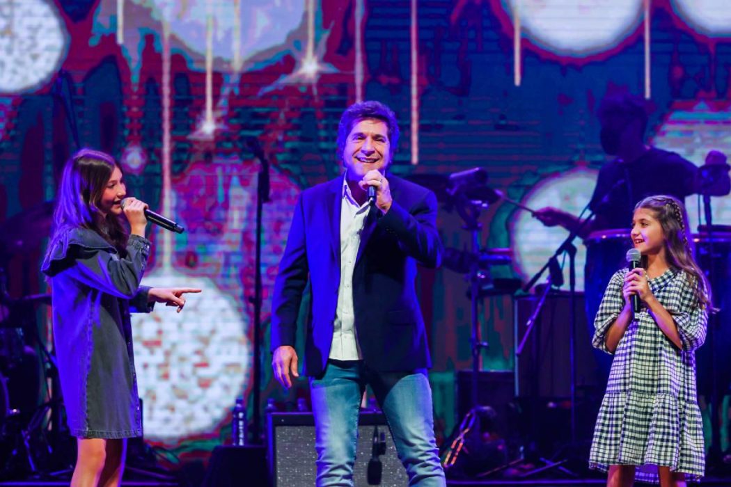 Daniel canta com as filhas em live de Dia dos Pais no Teatro Bradesco