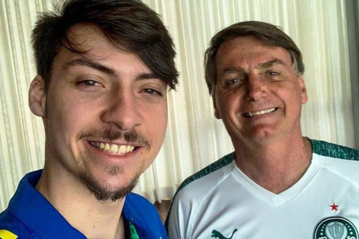 Filho de Bolsonaro causa ao tatuar rosto do Presidente no braço