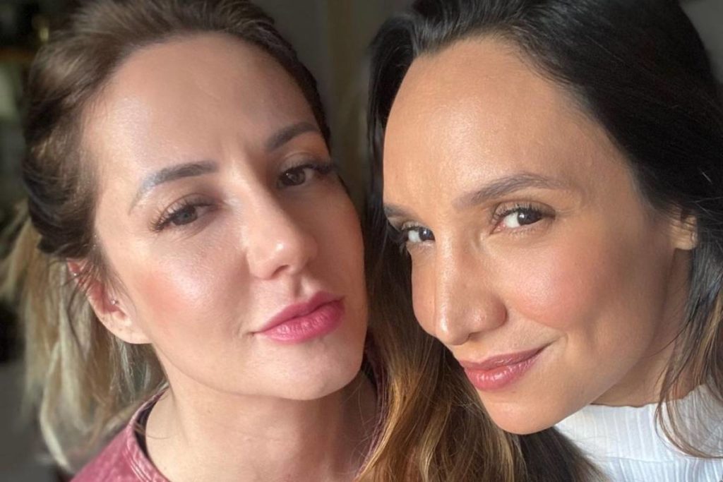 Maria Maya surge com namorada e comemora um mês de namoro