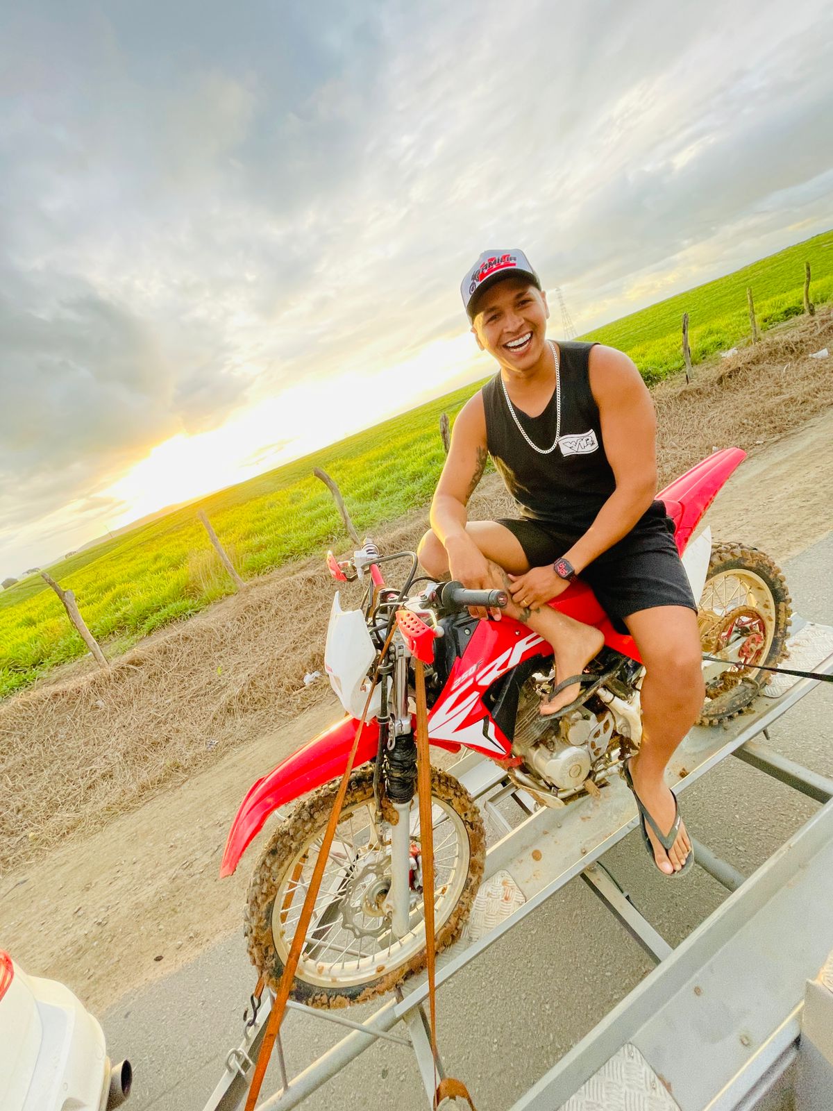 Lucas Motovlog aumenta views após dar celular à ambulante