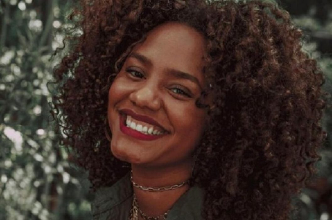 Jéssica Ellen assume paixão por futebol e diz que é 'favelada à beça'