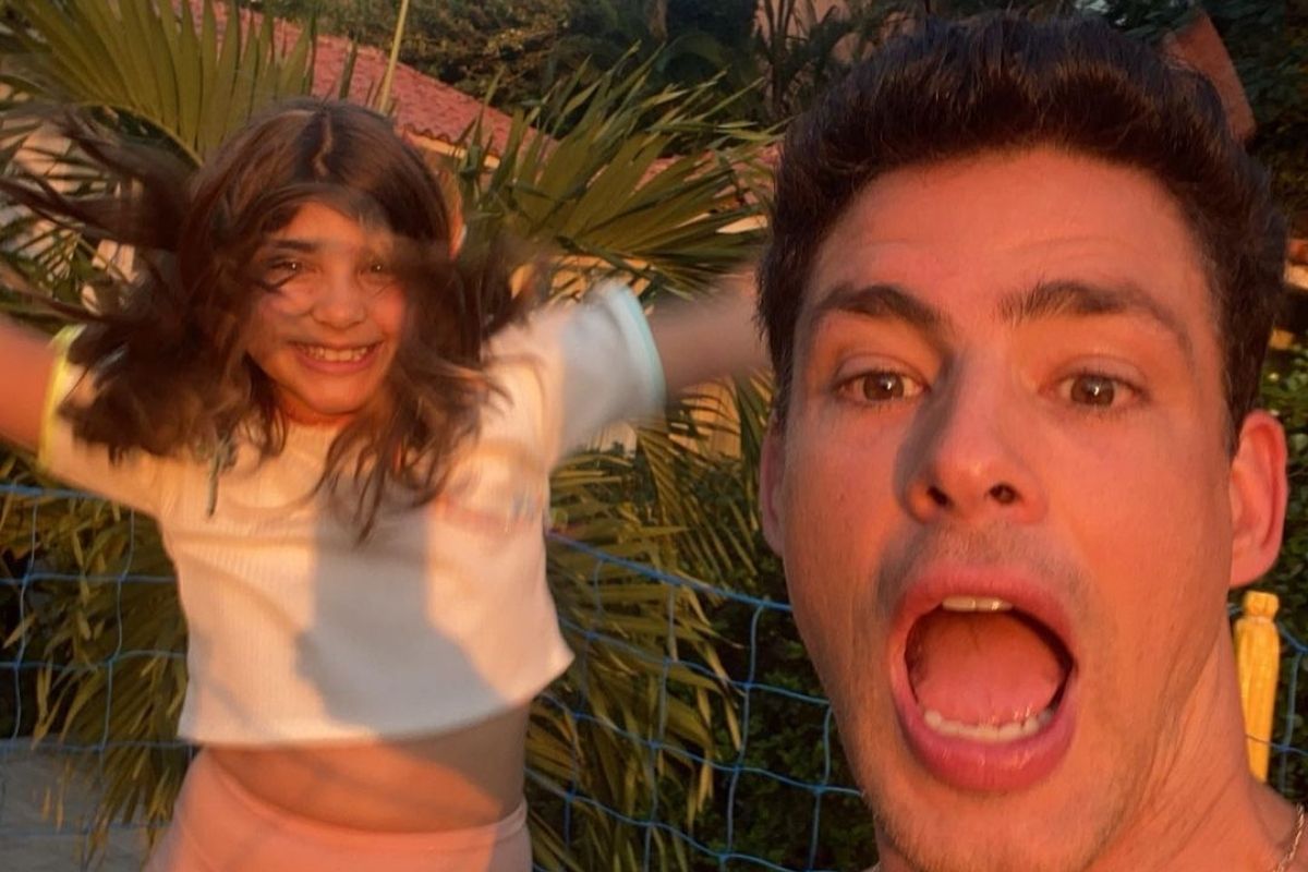 Cauã Reymond aproveita Dia das Crianças e mostra cliques raros da filha