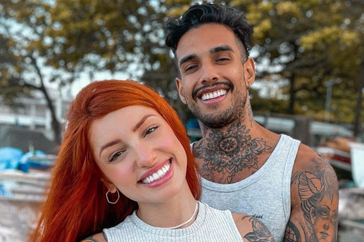 Vídeo! Casal do 'Brincando com Fogo' arma barraco na porta de boate