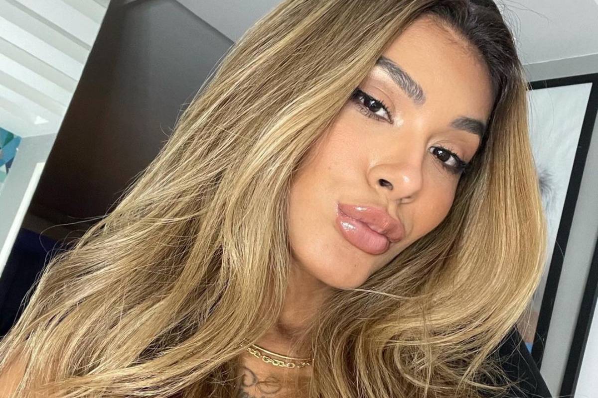 Pocah surge com look prateado e exibe curvas de seu belíssimo corpão