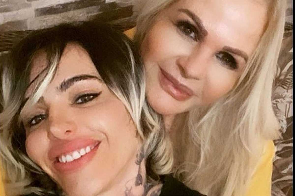 Cacá Werneck deixa bumbum à mostra em clique com Monique Evans