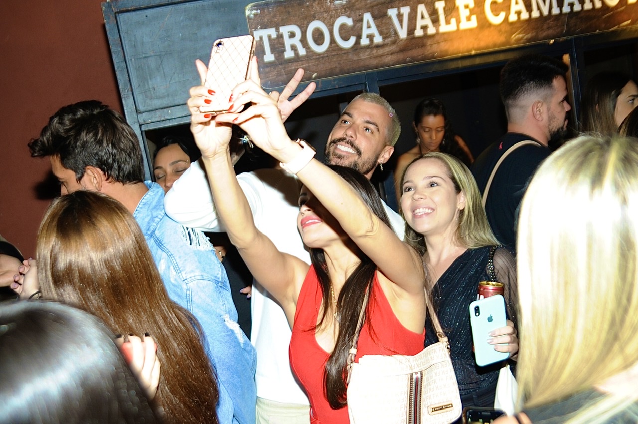 Lipe Ribeiro faz sucesso com a mulherada em show de Henrique e Juliano