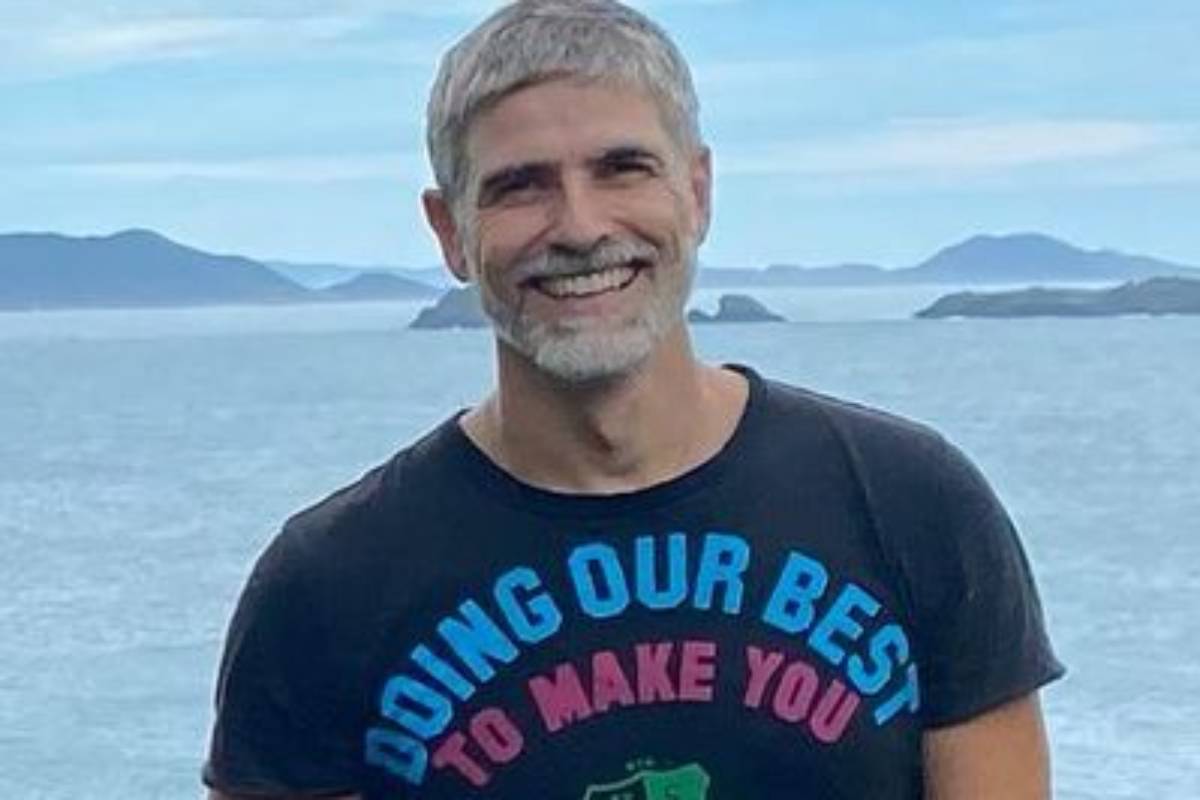 Reynaldo Gianecchini exibe beleza e jovialidade em frente ao mar