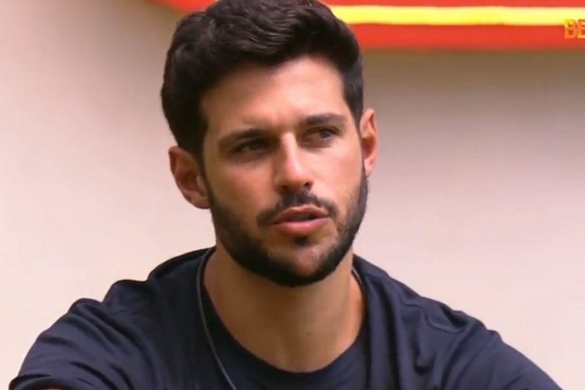 Rodrigo compara homofobia com fato de ser chamado de "paranoico"