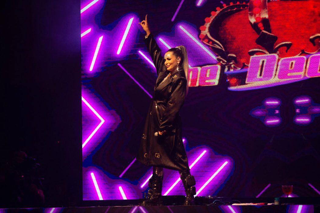 Deolane Bezerra empina o bumbum e dança muito em estreia de turnê