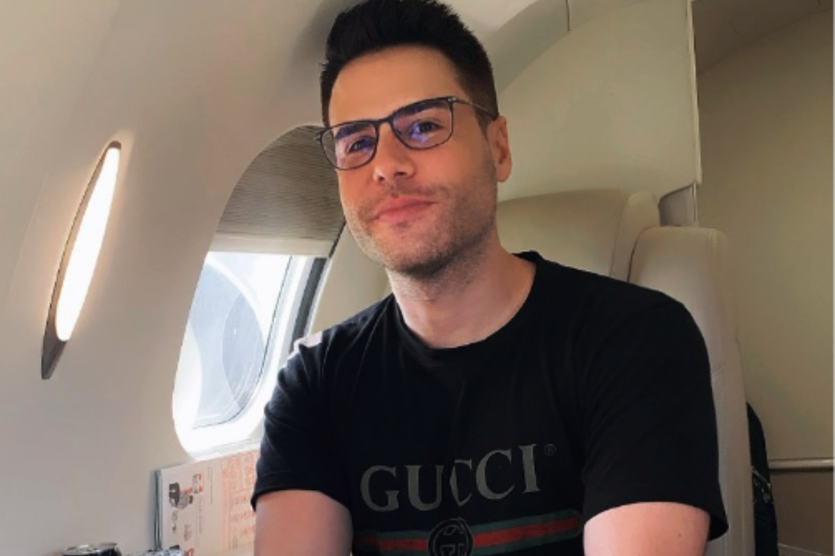 De férias em Dubai, Luiz Bacci revela estado civil: “Casado”