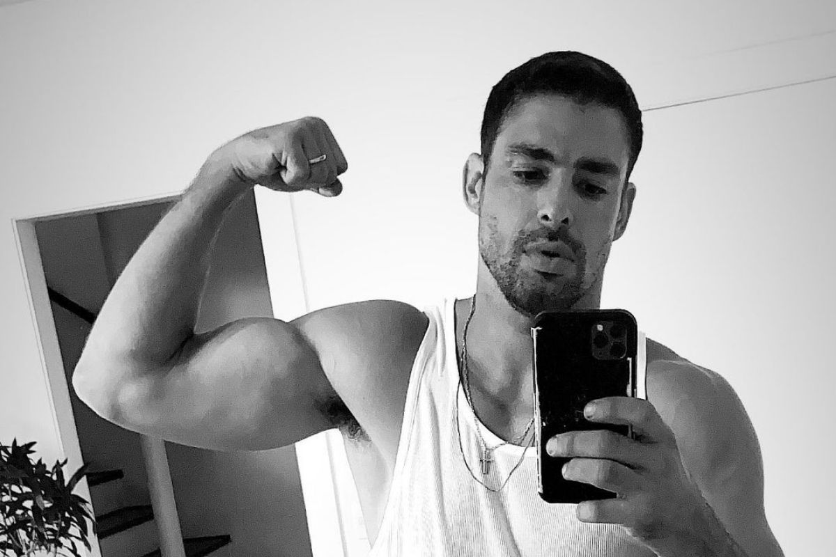 Cauã Reymond exibe músculos: 'Fortinho'