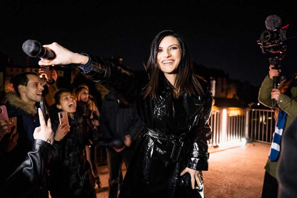 Laura Pausini faz show com drones em Roma e comemora o lançamento de ...
