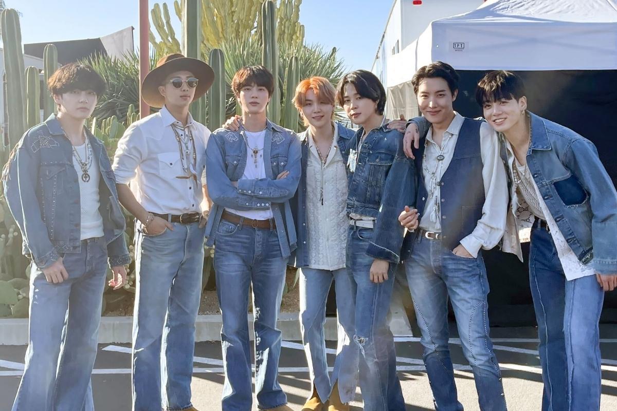 BTS alcança One Direction em recorde de premiação americana