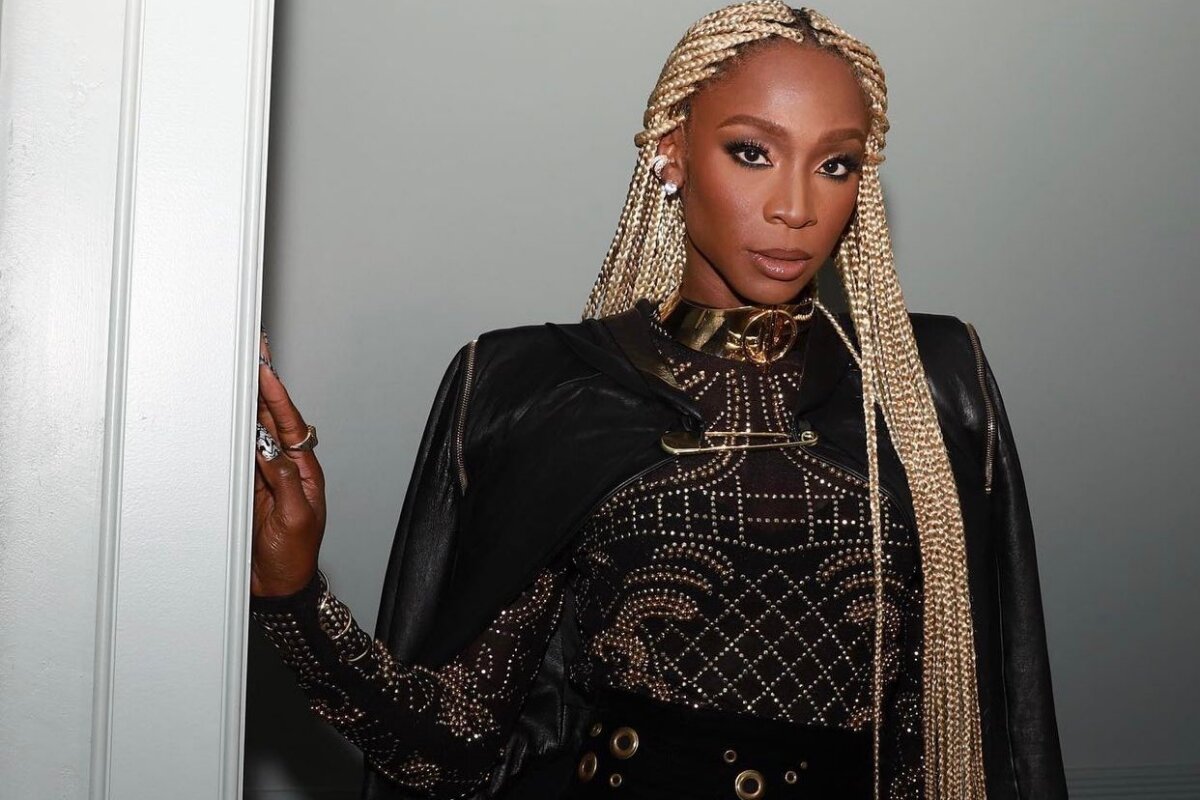 Estrela de 'Pose', Angelica Ross participa da Marcha do Orgulho Trans