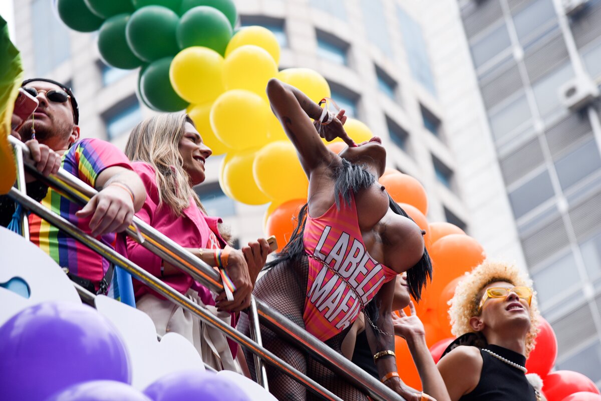 Inês Brasil faz topless, canta com Ludmilla e arrasa na Parada LGBTQIA+