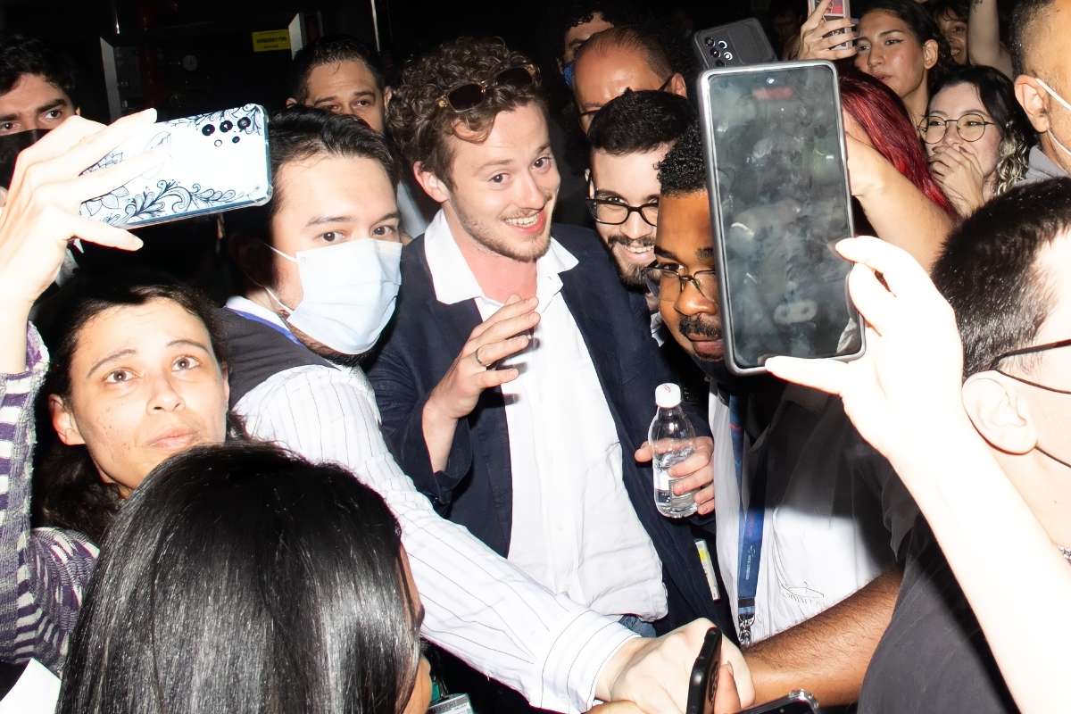 Astro de Stranger Things causa tumulto em aeroporto - OFuxico