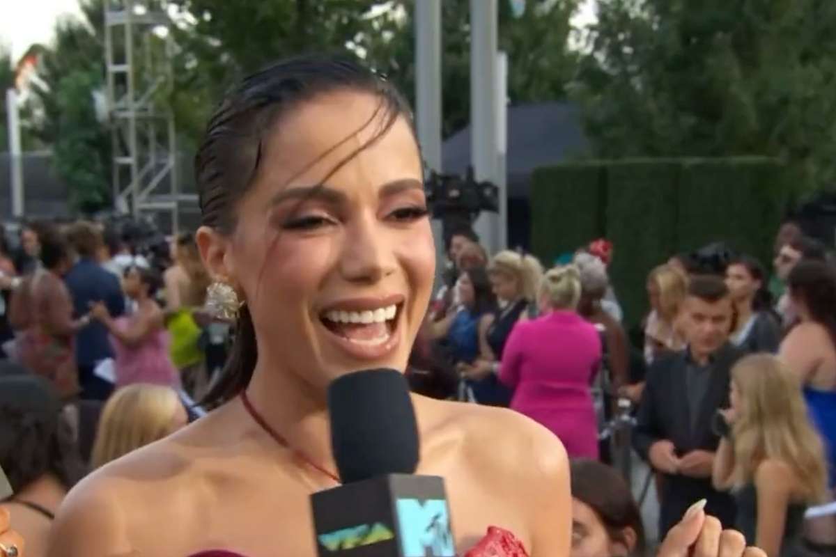 Anitta chega com seio à mostra no MTV VMA 2022. Veja! - OFuxico